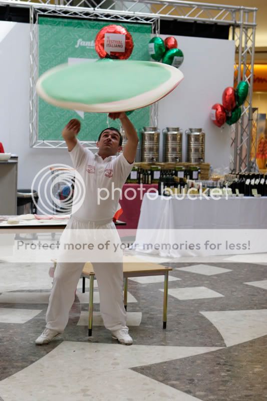 Pizza thrower -- Performing Arts in photography-on-the.net forums